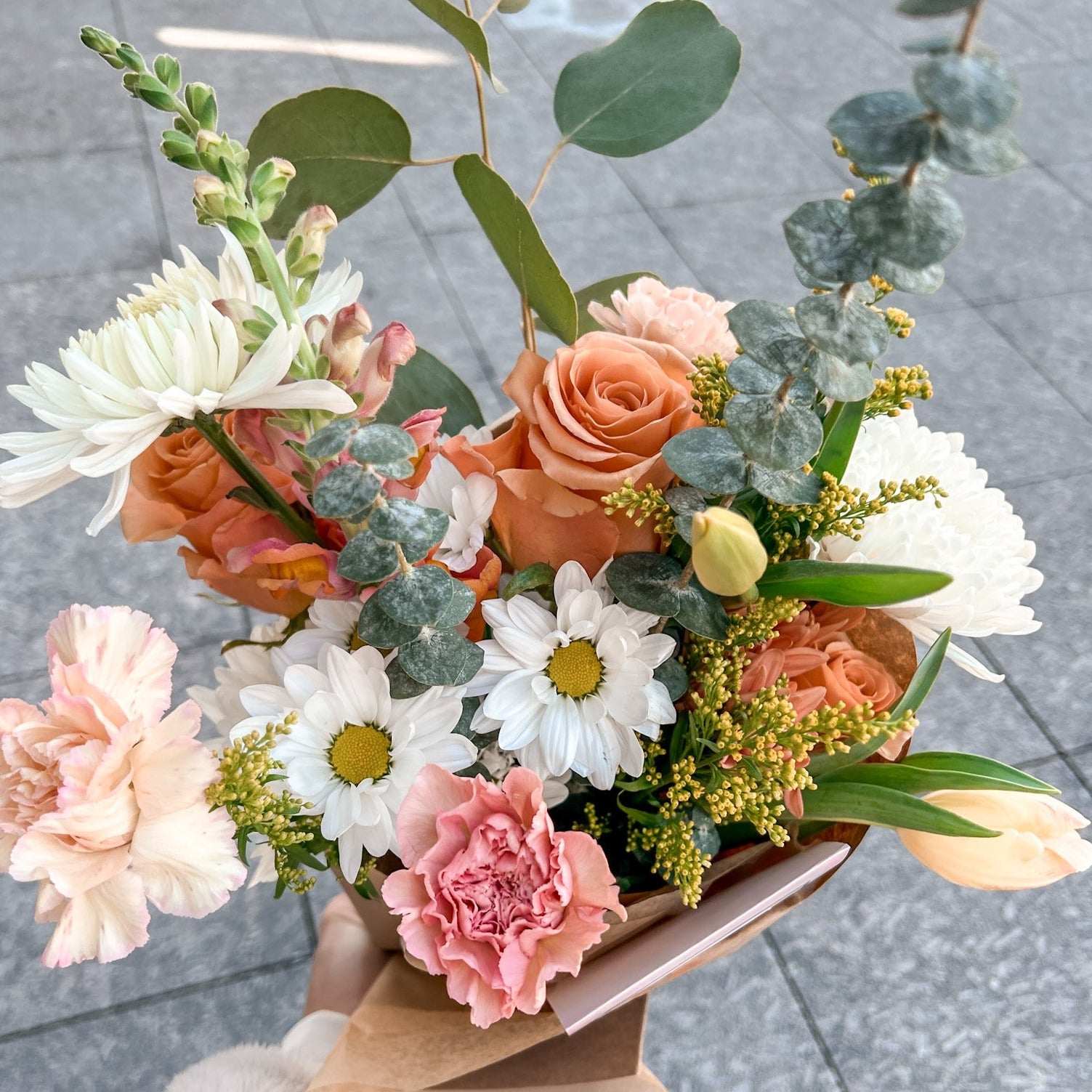 Small bouquet of flowers store